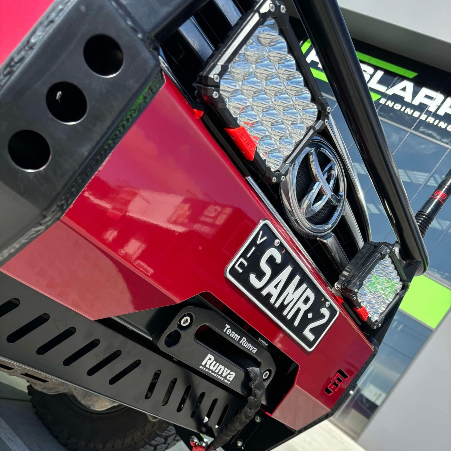 N80 Toyota Hilux 2015-2020 Hooped (Dallas) Bull Bar | Raslarr